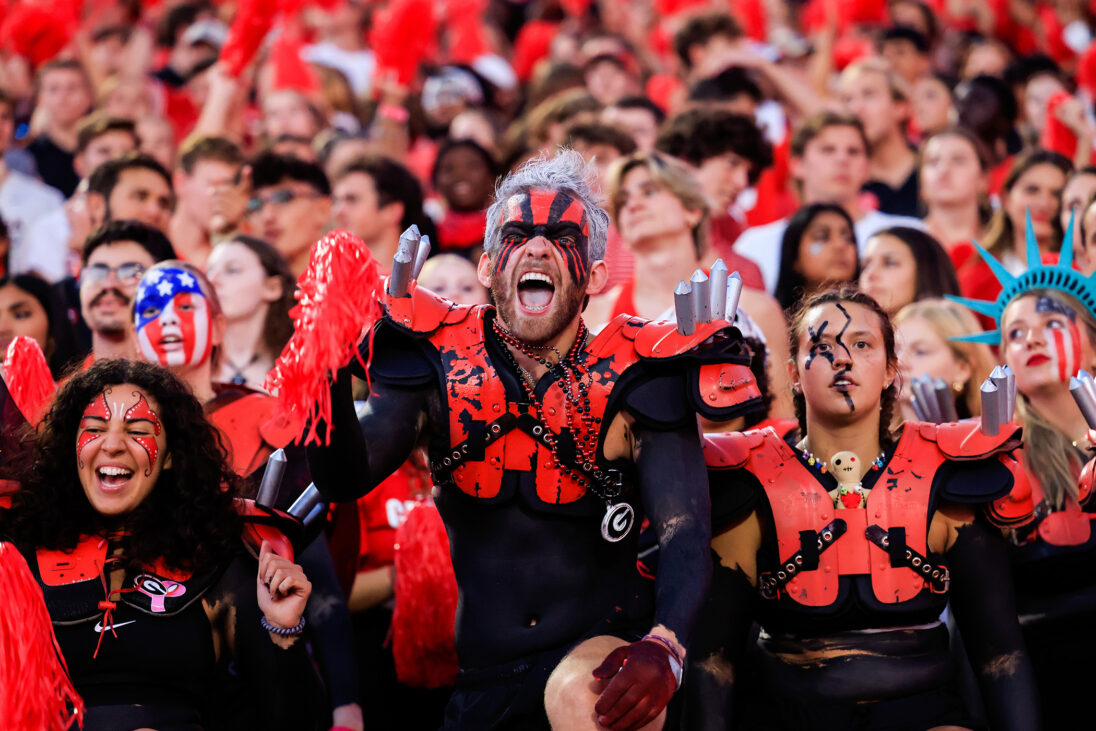 Top-ranked Bulldogs roll over UAB 49-21