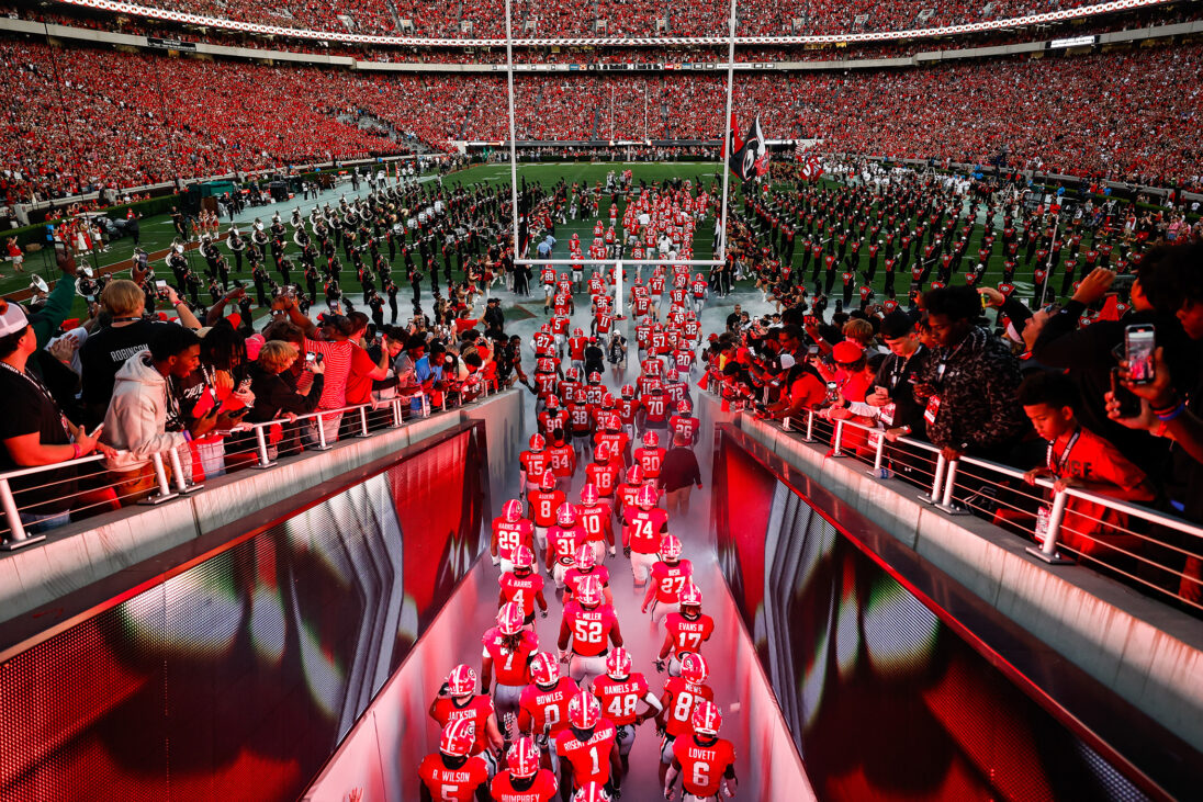 Top-ranked Bulldogs roll over UAB 49-21